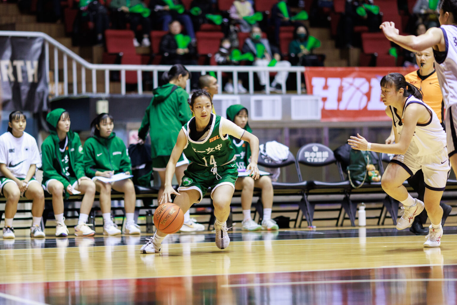 【112HBL】精靈控衛彭郁榛飛天「雙十」 北一連續場次破百全勝晉級 - Double Pump 女子籃球誌
