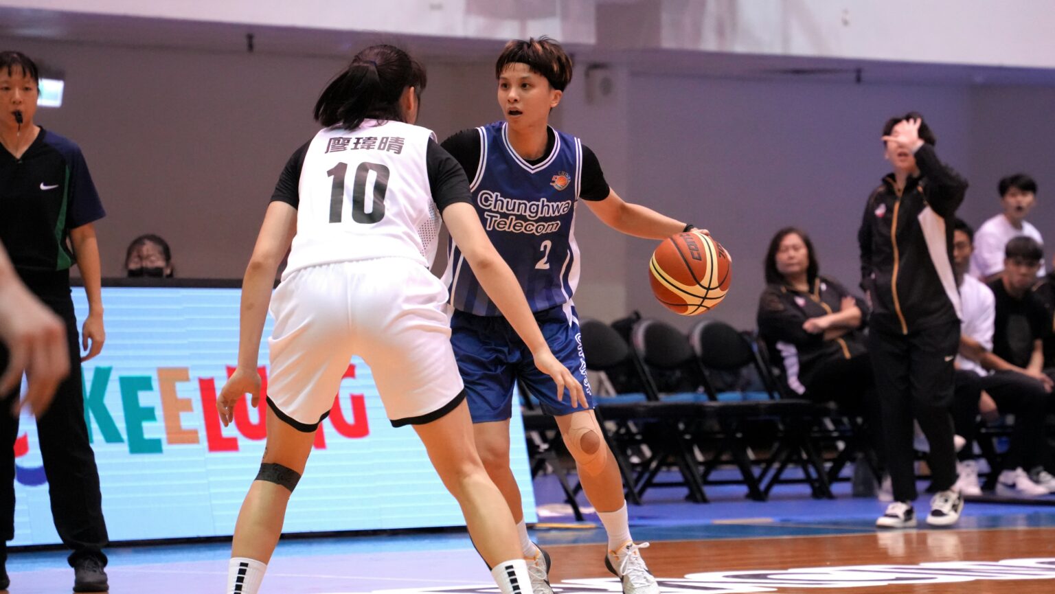 【WSBL】電信隊長潘姿吟扮「翻譯官」 新秀學妹漸入佳境 - Double Pump 女子籃球誌
