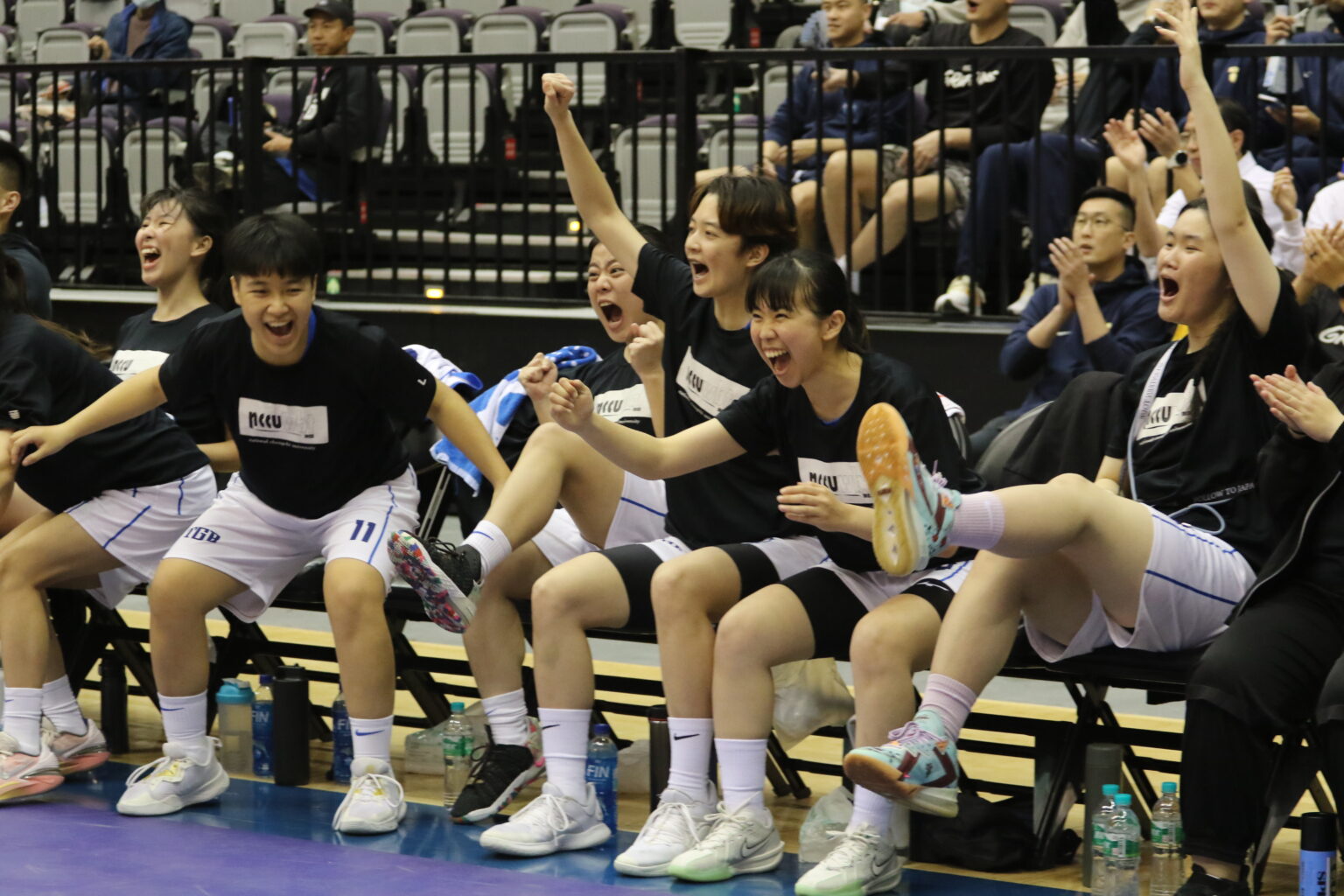 【112UBA】三年兩闖冠軍賽 政大女籃亞軍「保持熱情」 - Double Pump 女子籃球誌